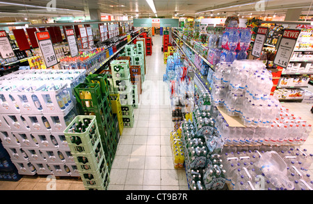 Self - service-Supermarkt, Regal, Regal mit verschiedenen Produkten ...