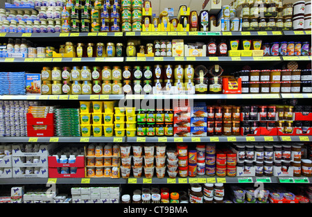Self - service-Supermarkt, Regal, Regal mit verschiedenen Produkten ...