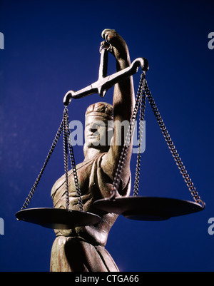 STATUE VON BLIND JUSTICE HOLDING SKALIERT SYMBOLISCHE RECHTSSYSTEM ...