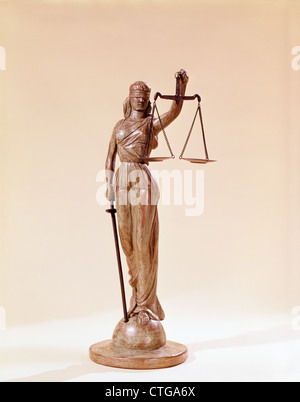 STATUE VON BLIND JUSTICE HOLDING SKALIERT SYMBOLISCHE RECHTSSYSTEM ...