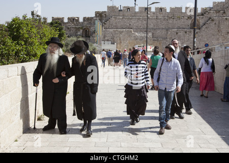 jüdische Männer in Tracht, USA, Brooklyn, New York City Stockfoto, Bild ...