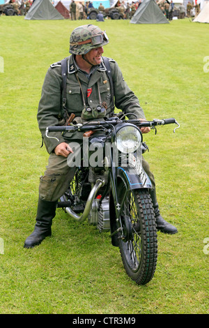 Schauspieler verkleidet als Soldat der Waffen-SS an einem WW2 ...