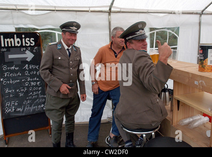Snack-Bar mit ehemaliger NVA-Offizier Stockfotografie - Alamy