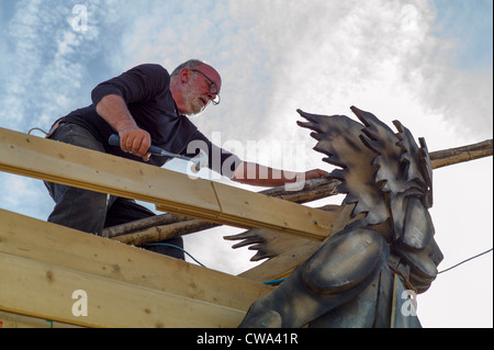 Robert Bradford Künstler und Bildhauer arbeitet an seinem Feuer ...