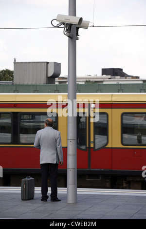 Passagier und Gepäck auf der Plattform mit Videoüberwachung in den ...