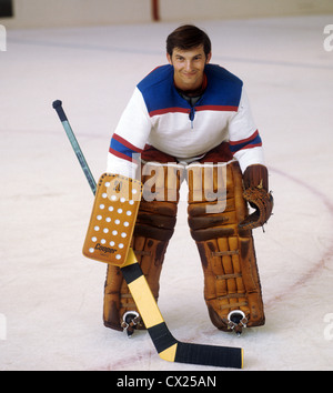 Torhüter der UdSSR National Hockey Team Vladislav Tretjak verteidigen ...