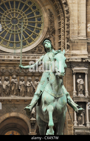 Frankreich, Paris, Jeanne d ' Arc (Johanna von Orléans) Statue auf dem Pyramiden-Platz (neben ...