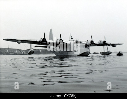 Shorts-Sunderland-Flugboot auf letzten Flug und AVRO Shackleton ...