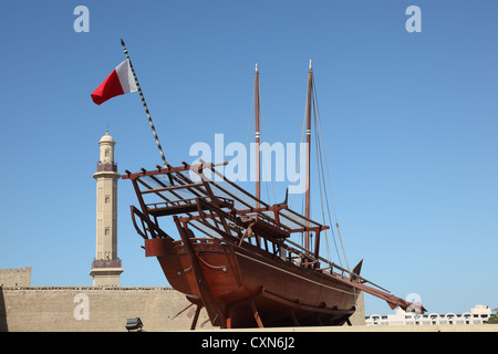 Ein altes traditionelles arabisches Boot (dau) vor Dubai Museum, Dubai ...