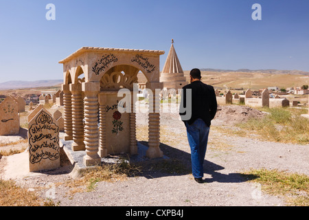 Jesidisch Friedhof und Tempeln von Ain Sifni, traditionelles Haus der ...