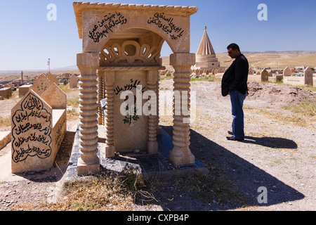 Jesidisch Friedhof und Tempeln von Ain Sifni, traditionelles Haus der ...