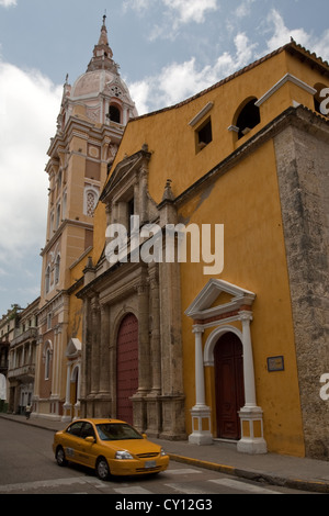 Catedral de Santa Catalina de Alejandria de Cartagena de Indias und typischen bunten Fassaden ...