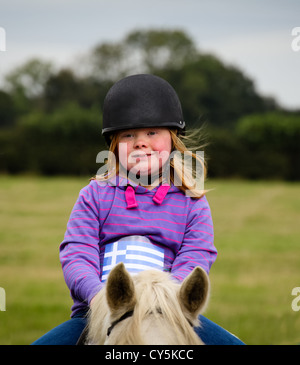 Junges Mädchen mit Down-Syndrom, ein Pferd zu reiten Stockfotografie ...
