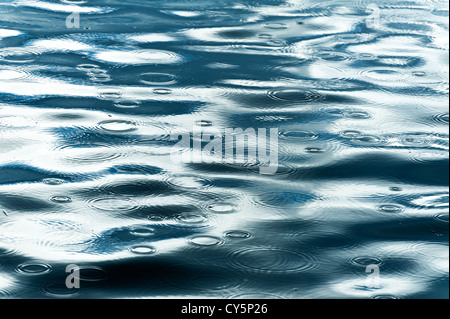 Regentropfen fallen auf See Oberfläche schöne dunkelblaue Farbe ...