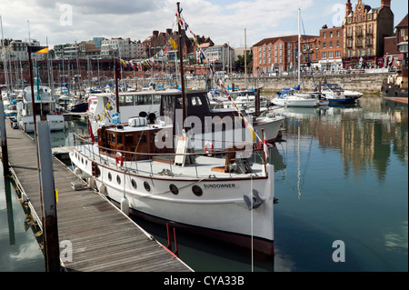 Dünkirchen „Kleines Schiff“ Sundowner. Der Skipper der Motoryachten ...