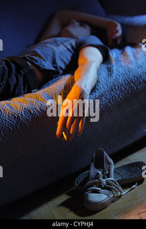 Jugendliche rauchen Marihuana oder Haschisch-Zigarette Stockfotografie ...