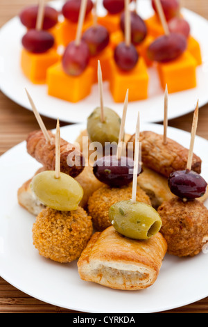 Party Snacks. Mini-Wurst Rollen, Oliven, Eiern, Käse und rote Trauben ...