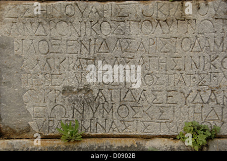 Antike griechische Inschrift auf einem alten Stein, die Teil einer Wand ...
