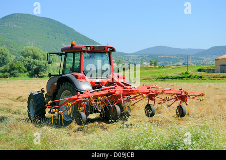 Kleine Landwirtschaft mit Traktor und Pflug im Feld Stockfoto, Bild ...