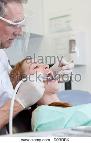Patientin beim Zahnarzt den Zahn mit einer Turbine Bohr- und ...