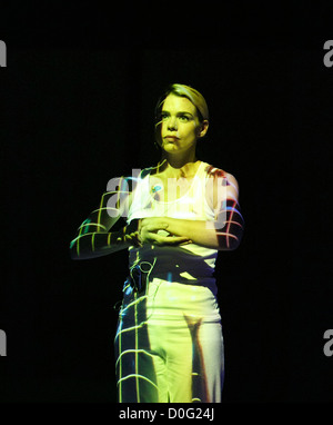 Billie Piper als Connie in THE EFFECT von Lucy Pebble im Cottesloe ...
