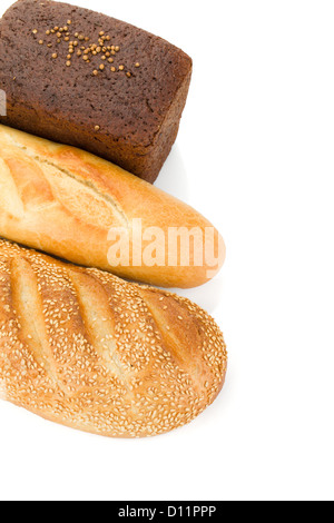 Drei Brote aus braunem Getreidebrot stehen im Kontrast zu einem dunklen ...