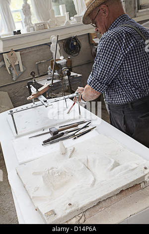 Arbeiter Meißeln Steinplatte Stockfoto, Bild: 52350975 - Alamy