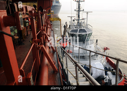 Hafen-Navigator Markus Brandes geht die Gangway das Containerschiff ...