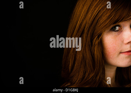 Nahaufnahme Porträt von Rotschopf Sommersprossen Teenager Junge mit betörenden Blick ...