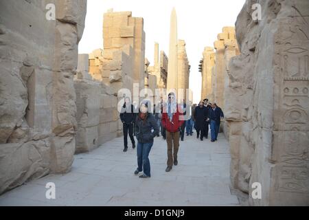 Der Gouverneur von Luxor Dr. Ezzat Saad zur Wintersonnenwende sunrise in Karnak Tempel, wo dawn ...