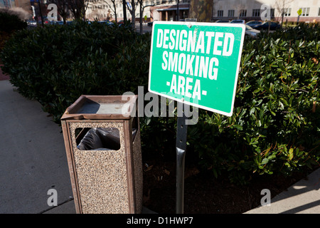 Ausgewiesenen RAUCHERBEREICH Schild am Fenster der Pub UK Stockfoto ...