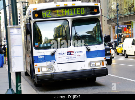 New York City öffentliche Verkehrsmittel Q32 MTA Bus auf der 5th Avenue ...