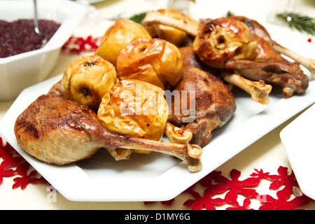 Keulen der Gans mit Knödel und Rotkraut Stockfoto, Bild: 52706166 - Alamy