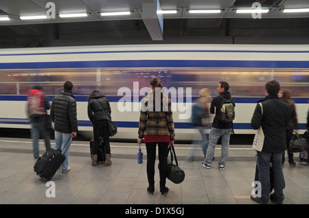 Ein Zug am Bahnsteig der ÖBB (österreichischen Bundesbahnen), S-Bahn (s ...