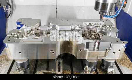 Riedlingen, Deutschland, einem Druckguss-Werkzeug wird mit einem Kran ...