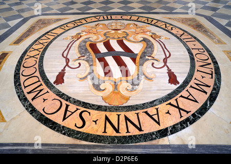 Päpstliche Wappen auf dem Trevi Brunnen, Piazza di Trevi, Rom, Italien ...