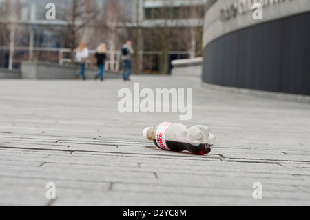 Leere Kunststoff Cola-Flasche Stockfoto, Bild: 48241215 - Alamy