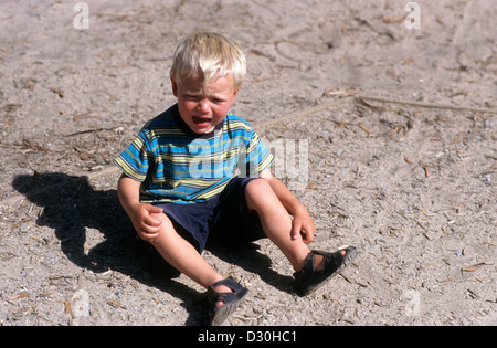 Vier Jahr alten jungen Weinen nach fallen über In Pfütze in der ...