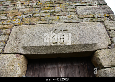 Ein Datum auf ein Sturz auf eine Scheune am hohen Haus Bauernhof ...