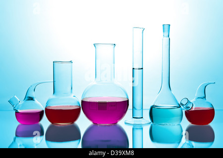 Laborglas mit farbenfrohen Chemikalien und Reagenzien, Chemie ...