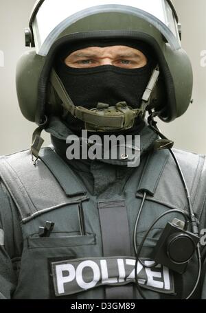 (Dpa) - ein Polizist aus einer Special-Forces-Einheit zeigt eine ...