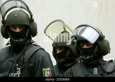 (Dpa) - ein Polizist aus einer Special-Forces-Einheit zeigt eine ...