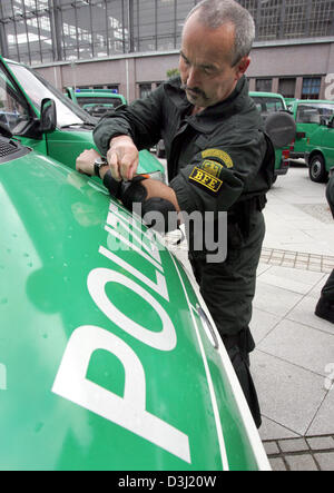 (Dpa) - ein Polizist aus einer Special-Forces-Einheit zeigt eine ...