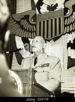 Dieses Bild zeigt Brigadegeneral Clarence S. Bill Irvine, eine bekannte Militärfigur, die für ...