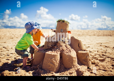 Kinder am Strand eine Sandburg bauen Stockfoto, Bild: 11501597 - Alamy