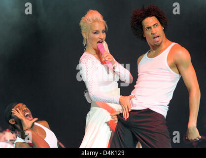 Deutsche Sängerin Sarah Connor und Tänzer auf der Bühne durchführen ...