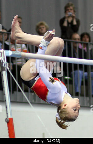 Weibliche Gymnast in stufenbarren ist Turnen Stockfoto, Bild: 176920614 - Alamy