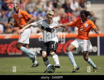 Deutschen Christopher Buchtmann (R) kämpft um den Ball mit niederländischen Bob Schepers während ...