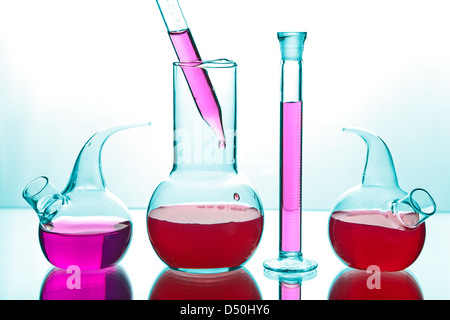 Laborglas mit farbenfrohen Chemikalien und Reagenzien, Chemie ...