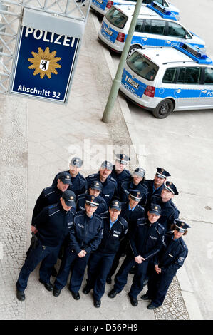 Polizisten stellen Berliner Polizei neue Uniform in Berlin, Deutschland ...